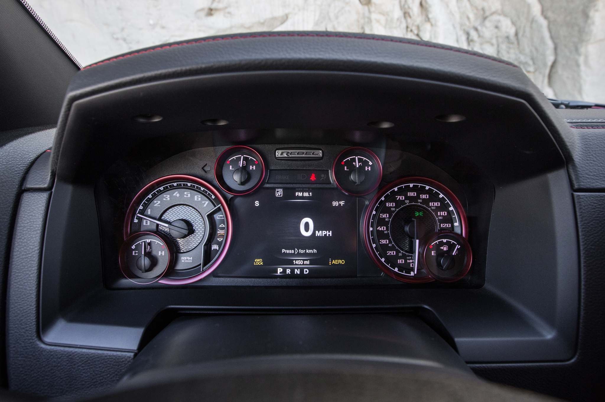 2015-Ram-1500-Rebel-4x4-Hemi-instrument-cluster - Motor Trend en Español