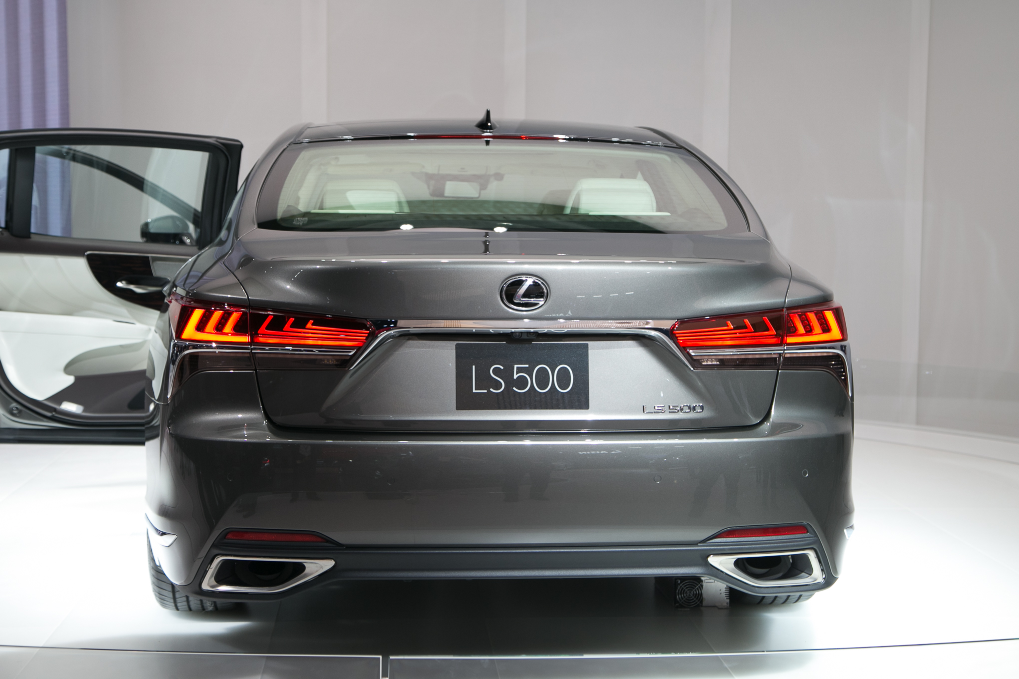 2018-Lexus-LS-500-rear-end - Motor Trend en Español