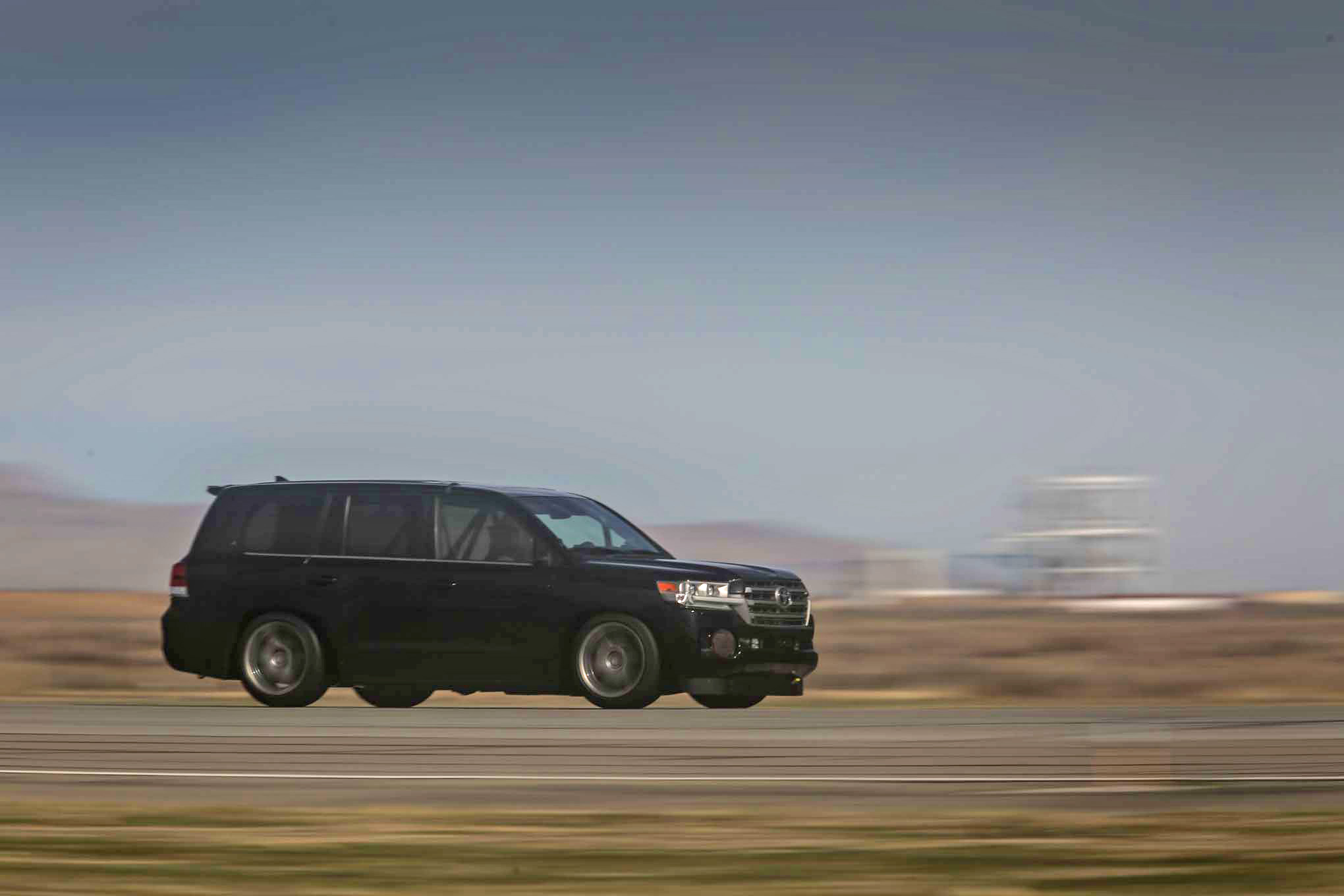 Toyota Land Speed Cruiser llega a las 230 mph - Motor Trend en Español