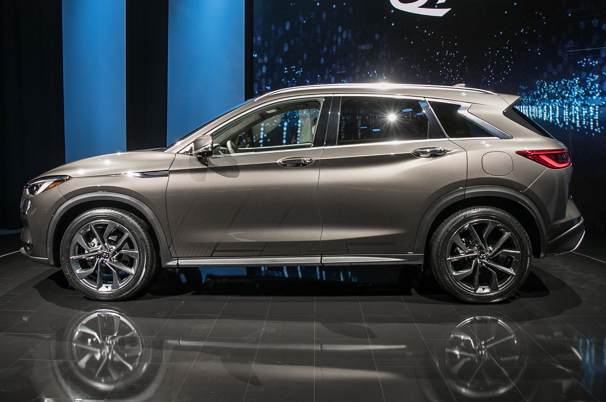 2019 Infiniti QX50 side view on stage - Motor Trend en Español