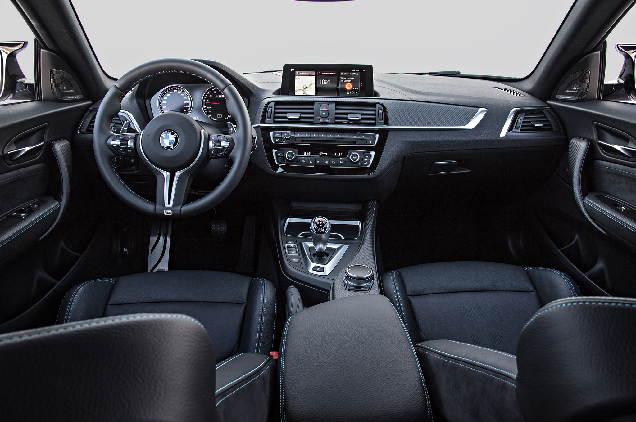 2019 BMW M2 Competition interior 1 - Motor Trend en Español